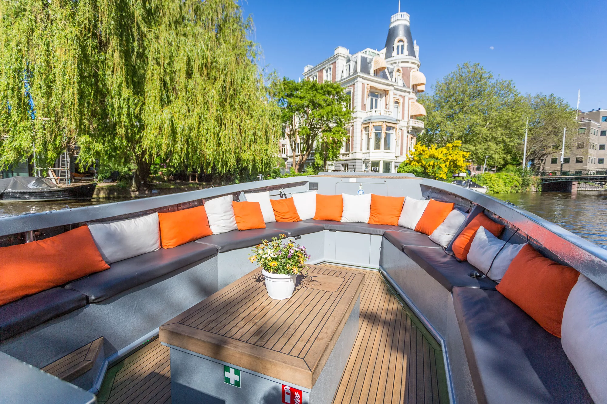 Kom aan boord van de Vibe - Sloep Huren Amsterdam